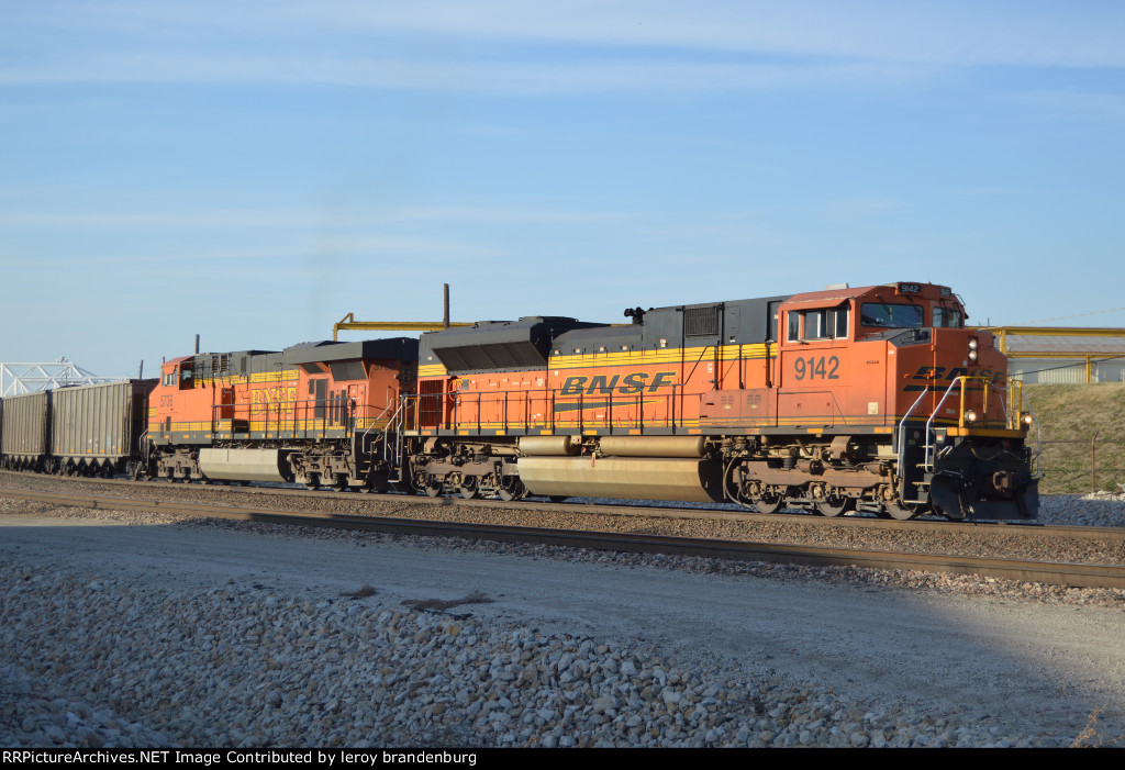 BNSF 9142 comeing off the kct onto the ft scott sub